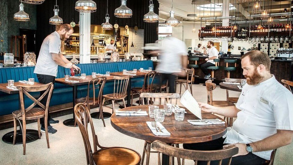 Bryn Williams: 'Dal eisiau bod yn chef, dim dyn busnes' - BBC Cymru Fyw