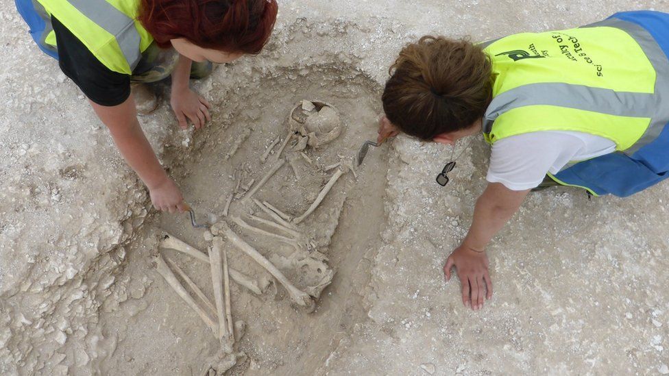 Winterborne Kingston dig unearths nine Iron Age skeletons - BBC News