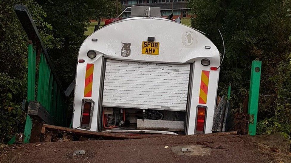 Tanker causes Milton Keynes footbridge collapse - BBC News