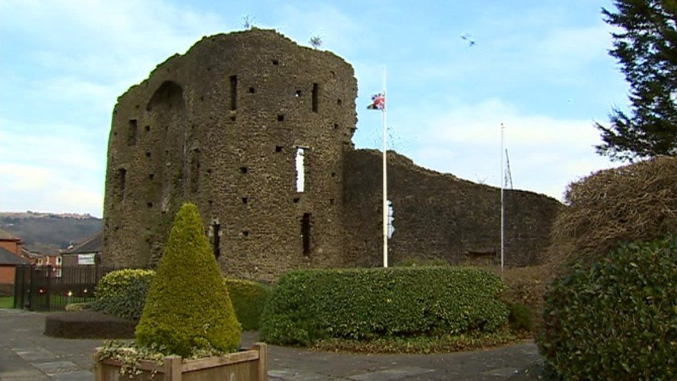 Disgwyl ailgodi baner Y Ddraig Goch dros Gastell Nedd - BBC Cymru Fyw