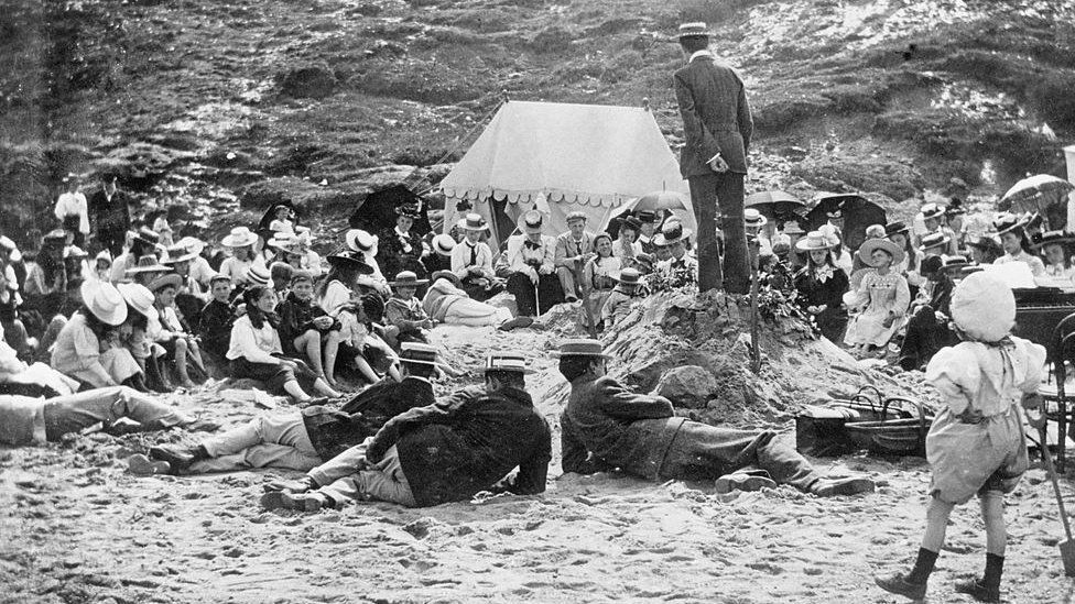 Frank Meadow Sutcliffe: Whitby photographer’s medals auctioned - BBC News