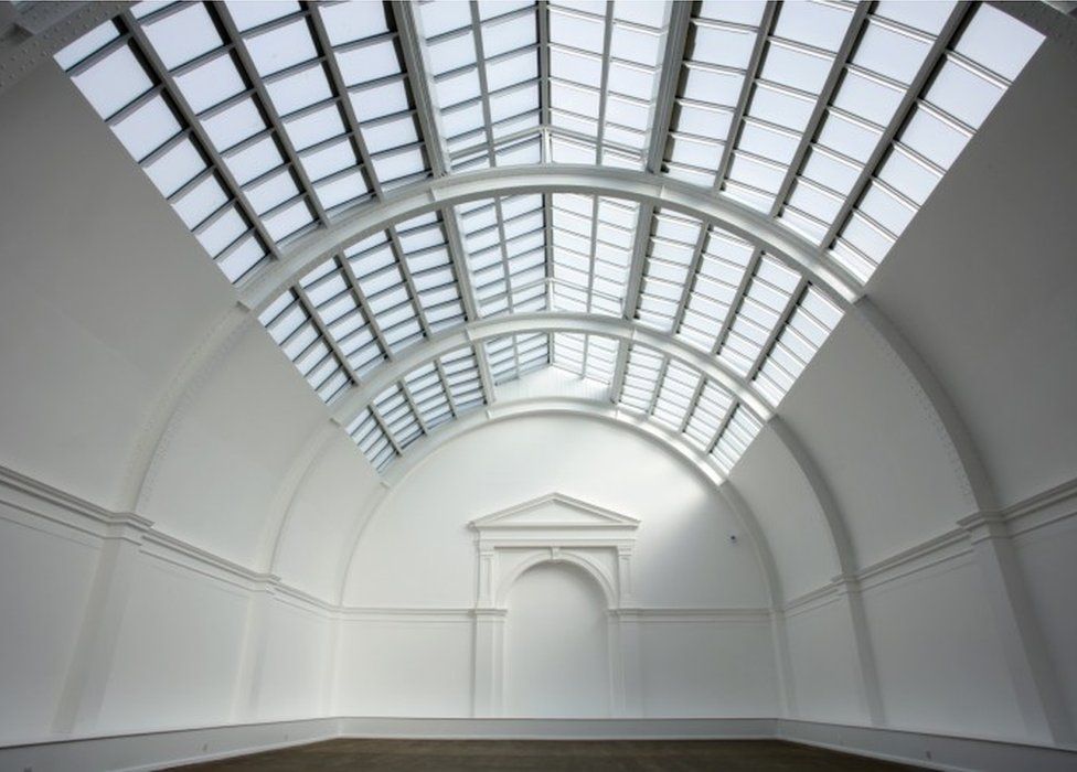 Leeds Art Gallery reopens with 'new' glass roof - BBC News