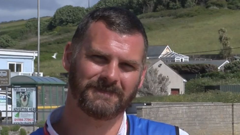 Newquay postman reunites woman with photos of sister - BBC News