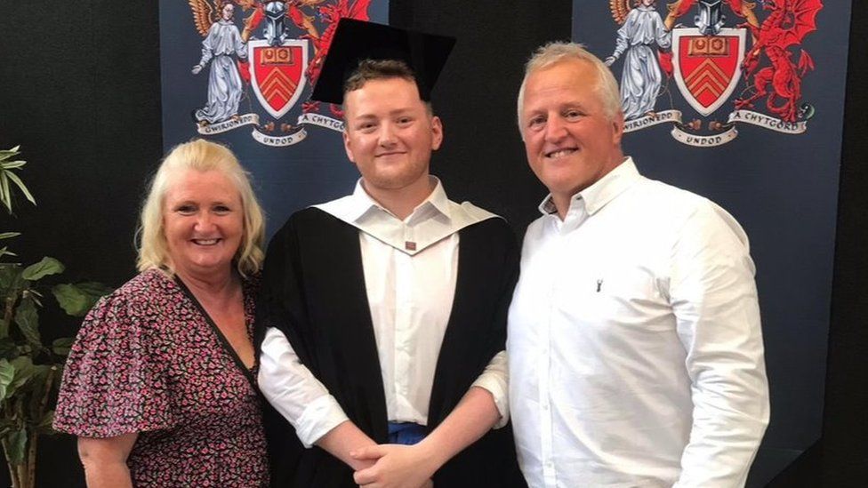 Tri llun: Ellis Lloyd Jones - BBC Cymru Fyw