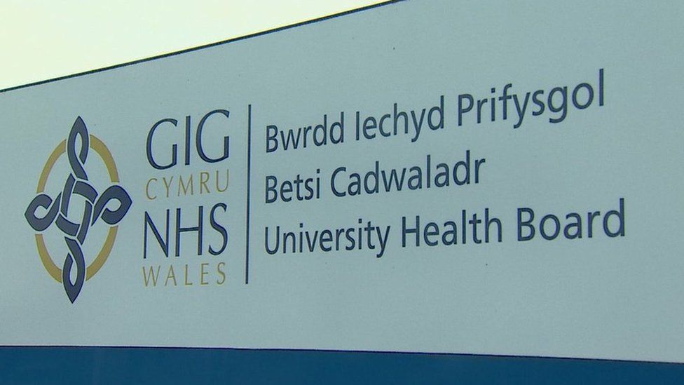 Deiseb meddyg yn galw am ddiddymu bwrdd iechyd Betsi - BBC Cymru Fyw