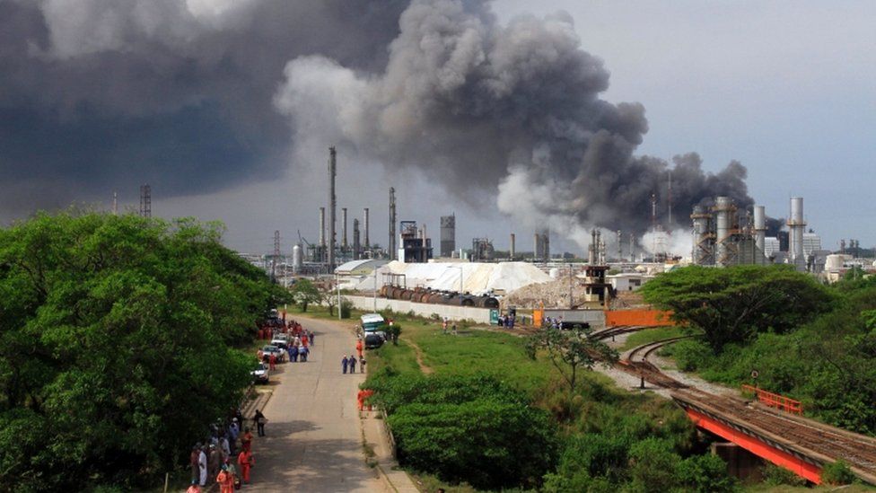 In pictures: Explosion at Pemex oil plant in Veracruz, Mexico - BBC News