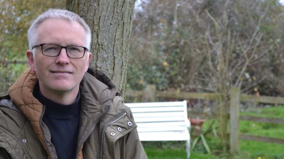 University of Leicester garden appoints first poet-in-residence - BBC News