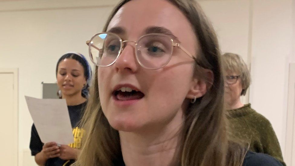 Cardiff choir for homeless people aims to sing away worries - BBC News