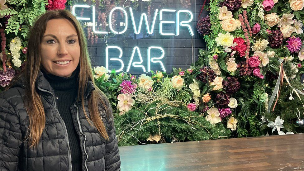 Valentine's Day: Roses are red, but prices are up - BBC News