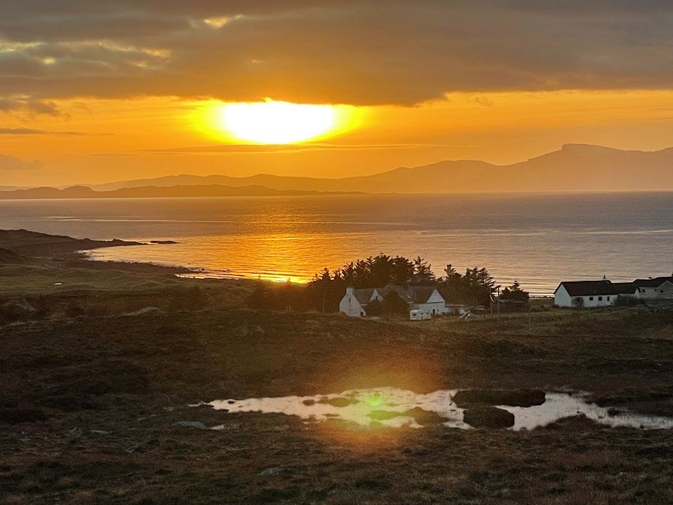 In pictures: Scotland's winter sunsets and sunrises - BBC News