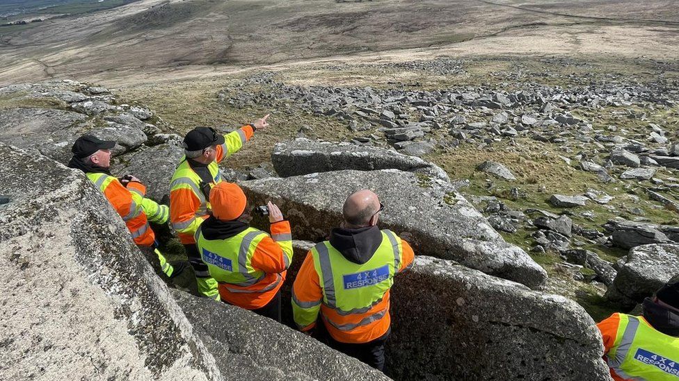 Dartmoor Ten Tors: Thousands set off on two-day trek - BBC News