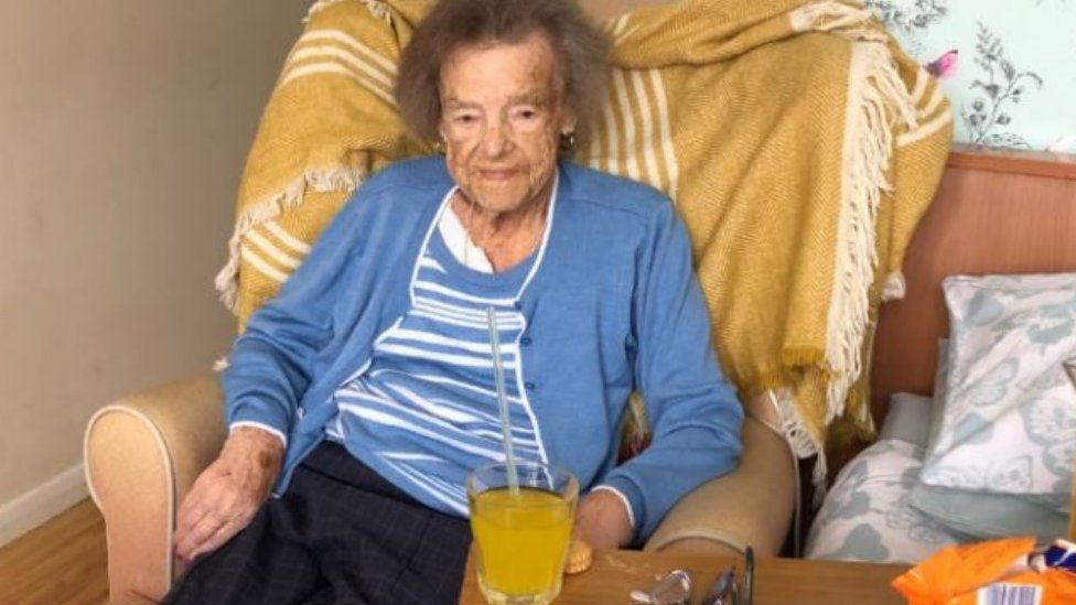 Betty Munroe death: Photos of stolen jewellery released - BBC News