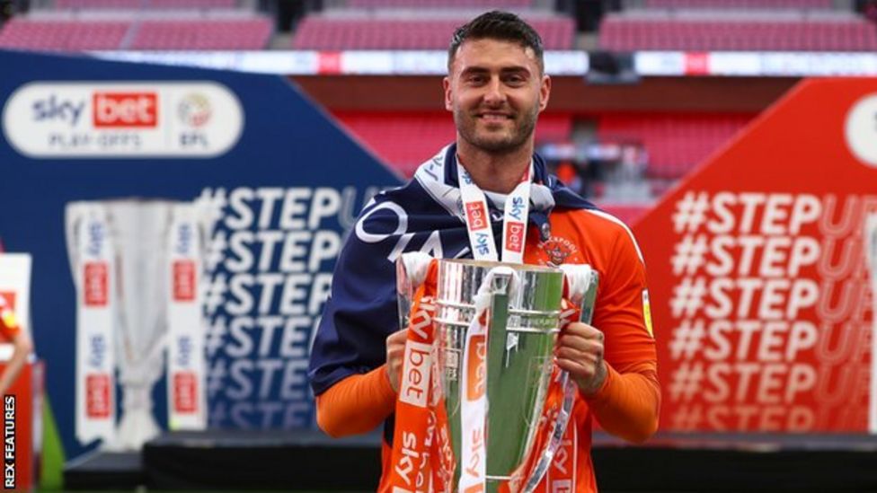 Gary Madine: Blackpool striker signs new one-year deal with Seasiders ...