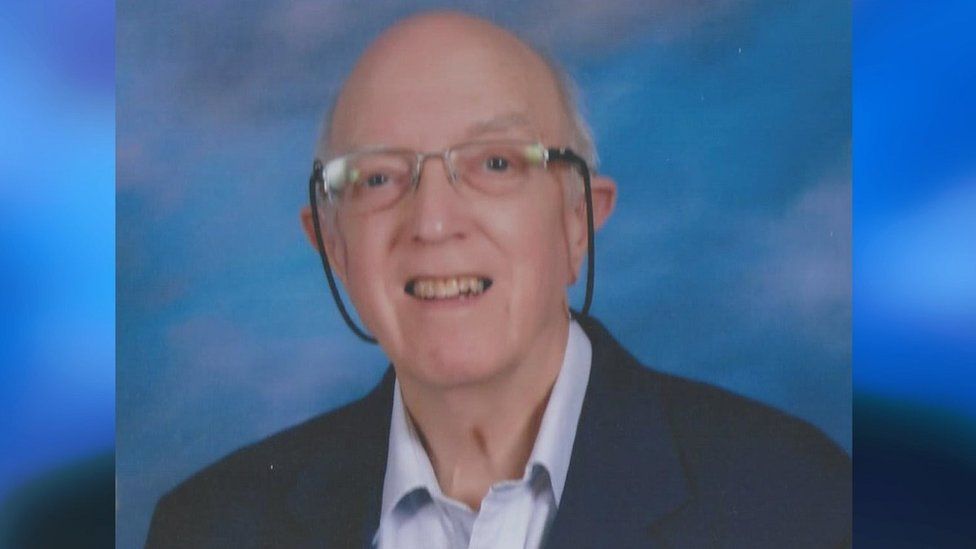 Y cyhoeddwr llyfrau a'r awdur Roger Boore wedi marw yn 82 - BBC Cymru Fyw