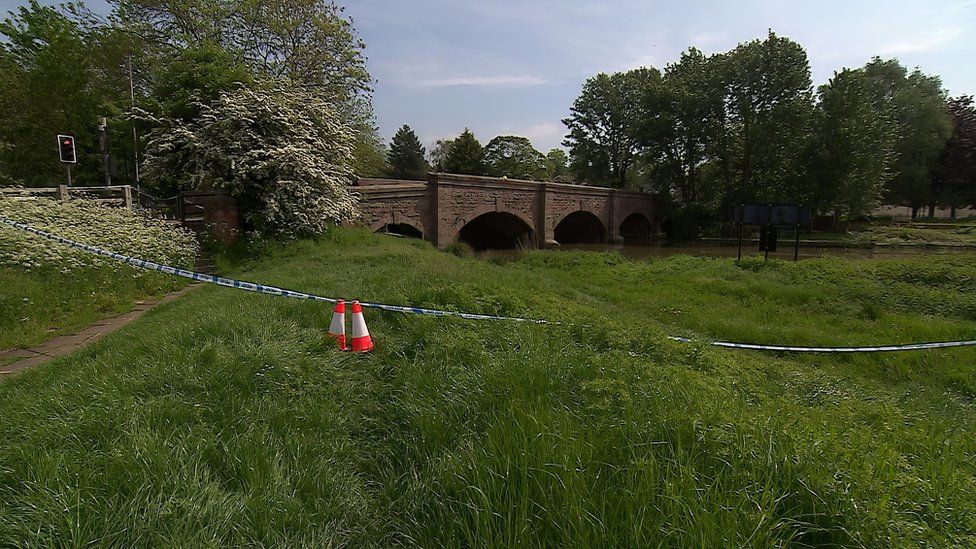 Tributes paid to teen after Leicestershire river death - BBC News