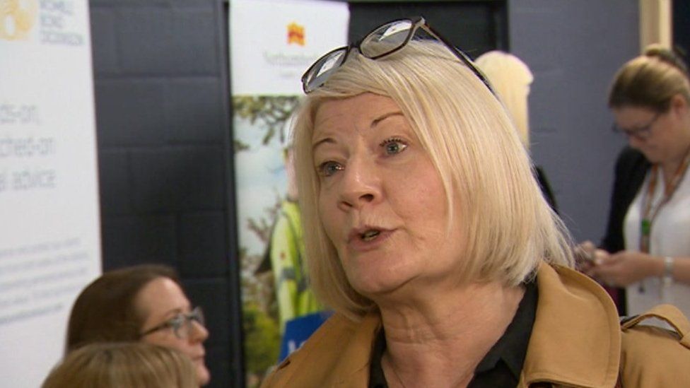 Thomas Cook: Former staff flock to Manchester Airport jobs fairs - BBC News