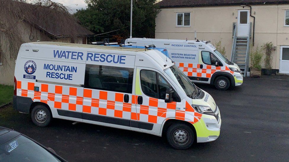 Parhau i chwilio am berson coll 'risg uchel' ger afon yn Sir Gâr - BBC ...