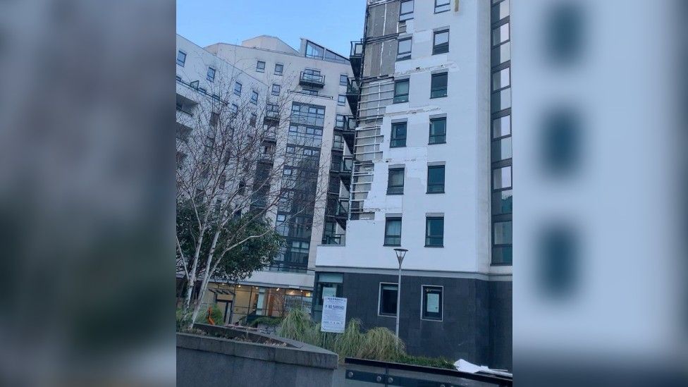 Storm Eunice: Cladding ripped off Leeds' tower block - BBC News