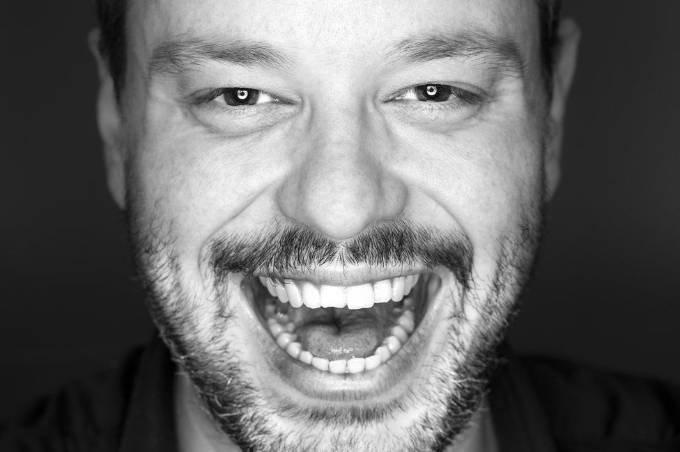 Ateb y Galw: Y comedïwr Dan Thomas - BBC Cymru Fyw