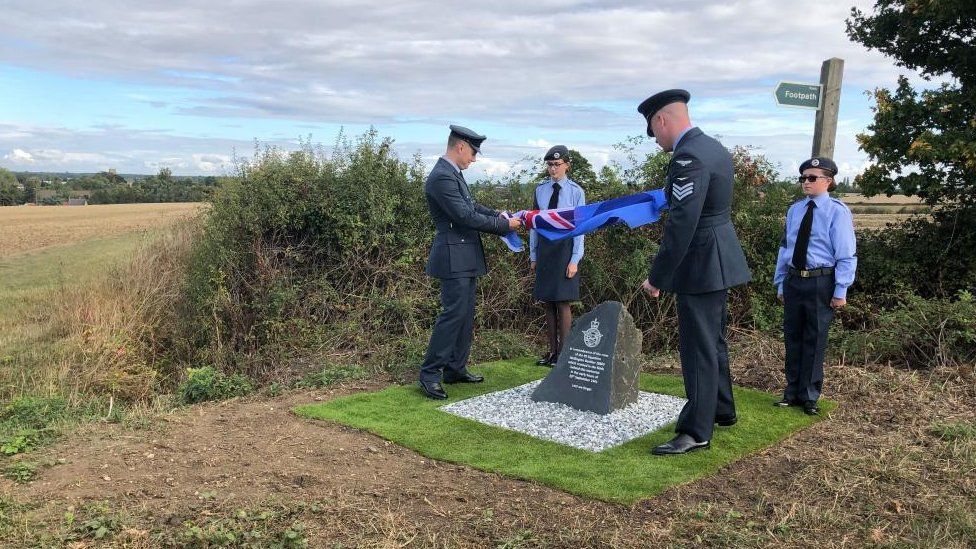 Stowmarket cadets honour 'forgotten' 1941 plane crash crew - BBC News