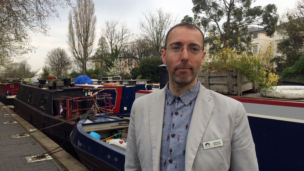 The canal boat dwellers told to keep moving or face eviction - BBC News