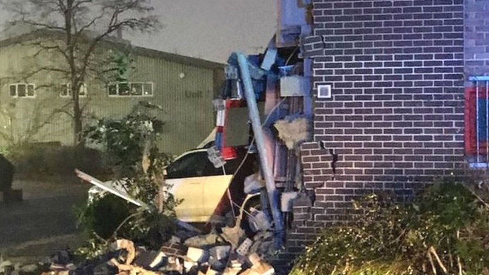 Harlow building collapses after lorry crash - BBC News