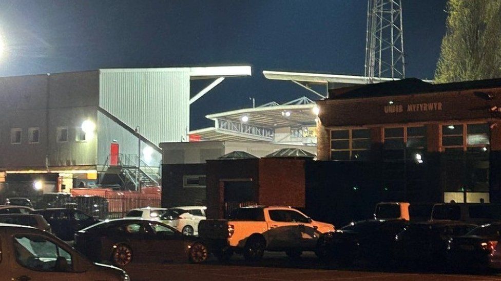 Cefnogwyr Wrecsam yn ysu am barti ar y Cae Ras - BBC Cymru Fyw