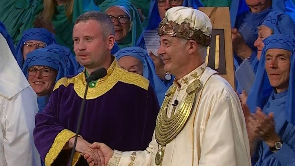 Rhys Iorwerth yn ennill Coron yr Eisteddfod Genedlaethol - BBC Cymru Fyw