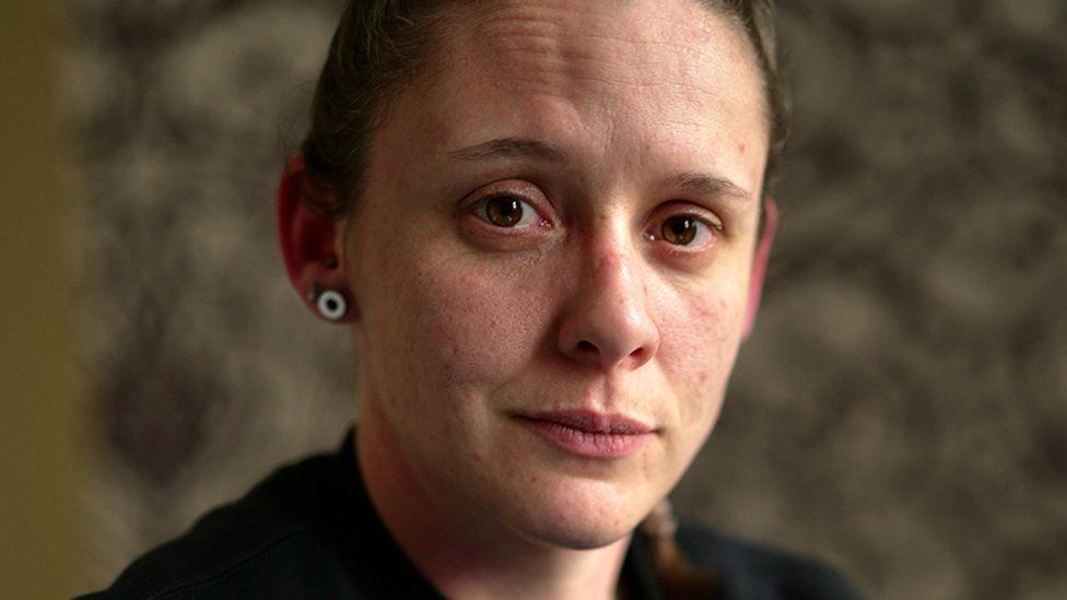 'O'n i'n gamblo ar fy ffôn bob dydd, bob cyfle' - BBC Cymru Fyw