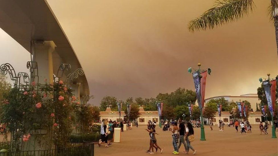 Wildfires cause 'dark' skies at California Disneyland - BBC News