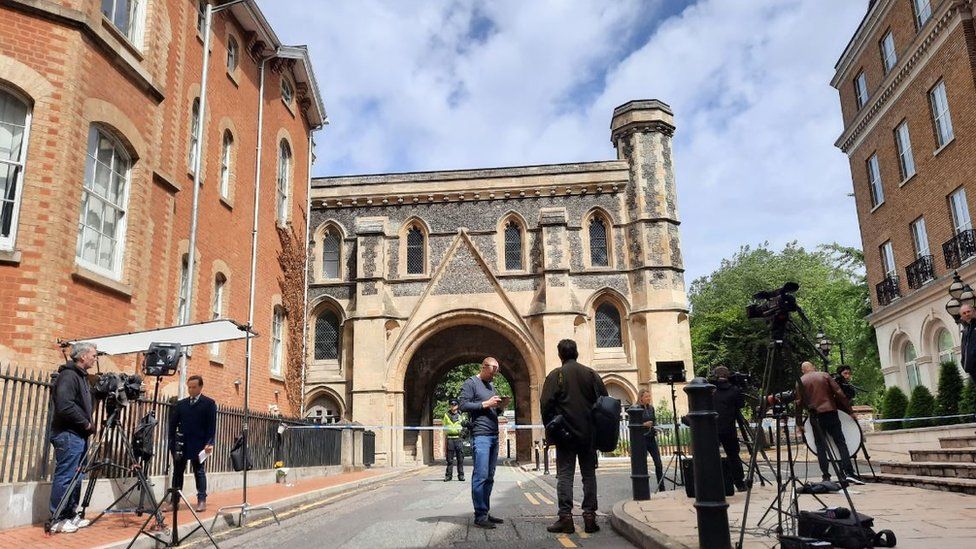 Reading stabbings: Town left reeling by 'horrific' attack - BBC News