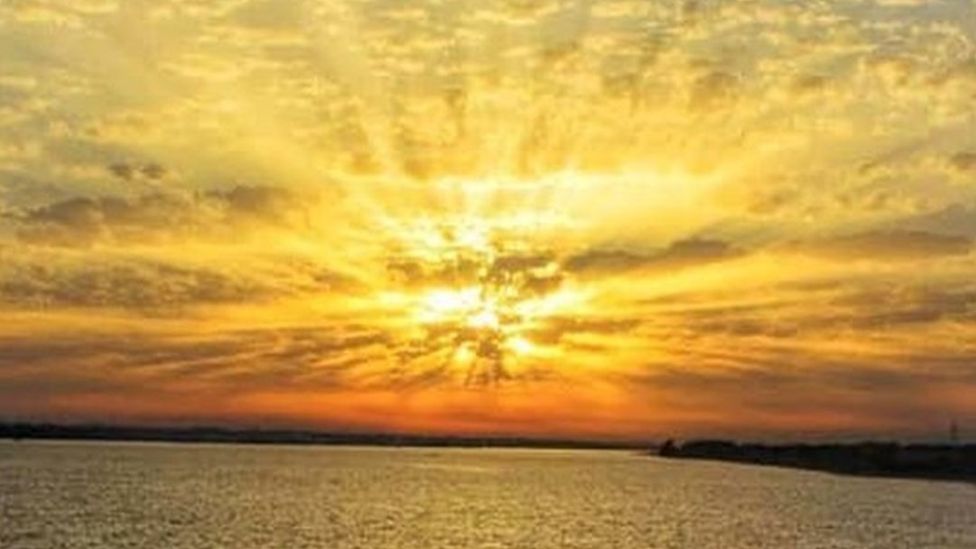 Russia's 'Dubak' challenge creates icy works of art - BBC News