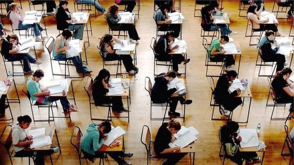 Teachers survey finds support for National 4 exam change - BBC News