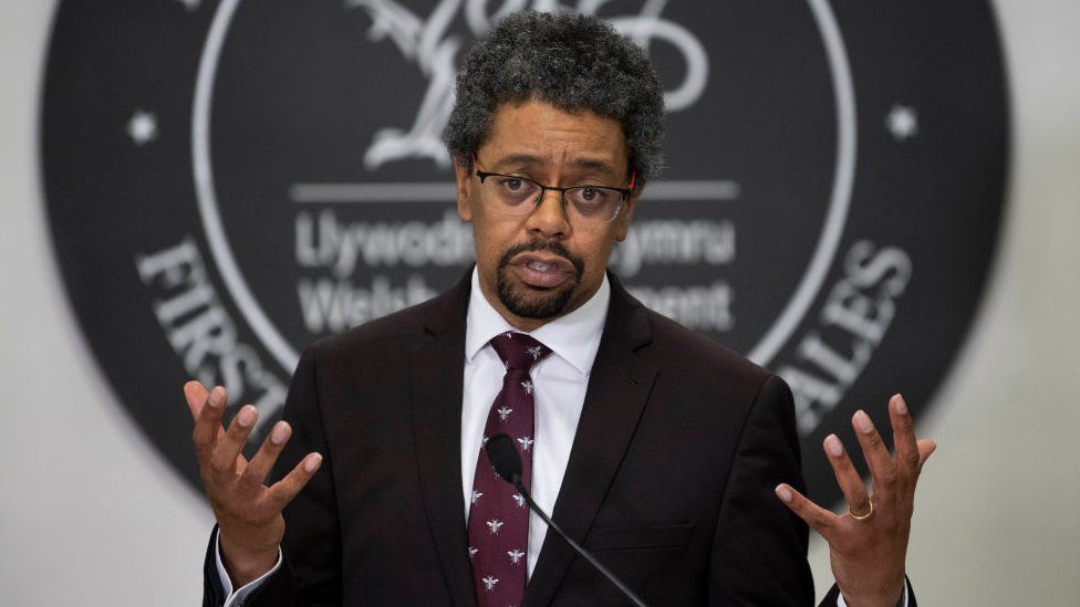 Covid: Llywodraeth Cymru 'wedi'u dal gyda'u trowsus i lawr' - BBC Cymru Fyw