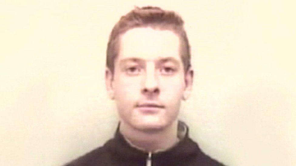 Adolygu euogfarn 'llofrudd fampir' Ynys Môn o 2001 - BBC Cymru Fyw