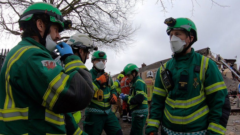 Balchder er y perygl i barafeddygon ar safle ffrwydrad Treforys - BBC ...