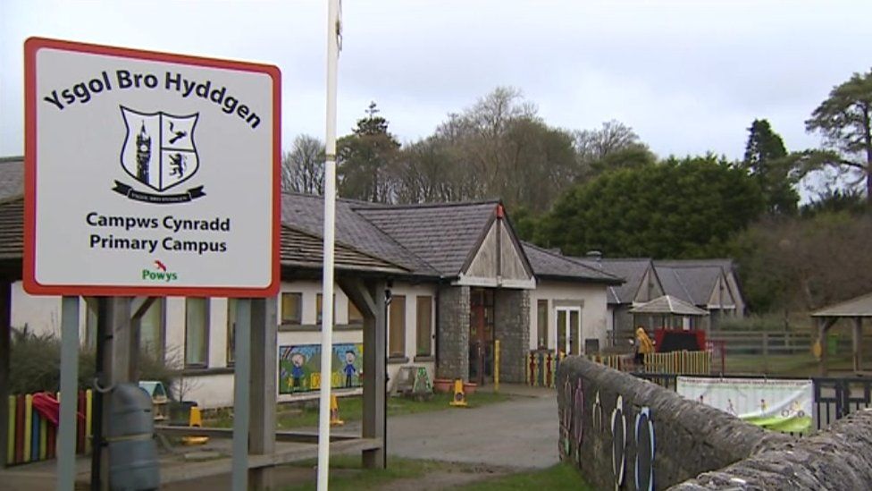 Newid statws iaith Ysgol Bro Hyddgen gam yn nes - BBC Cymru Fyw