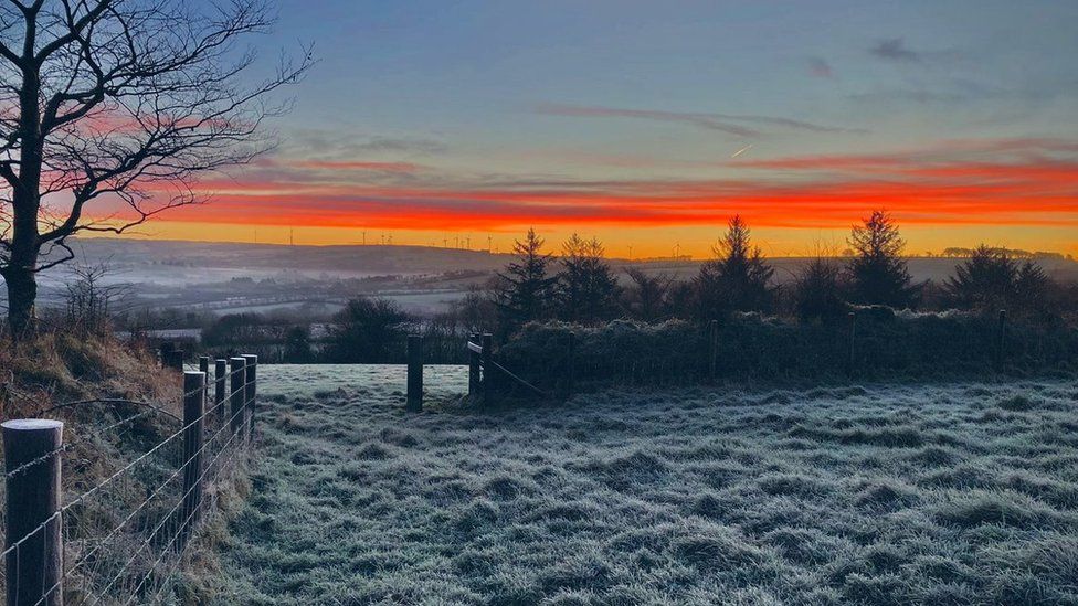 Oriel: Eira, rhew a thywydd oer - BBC Cymru Fyw
