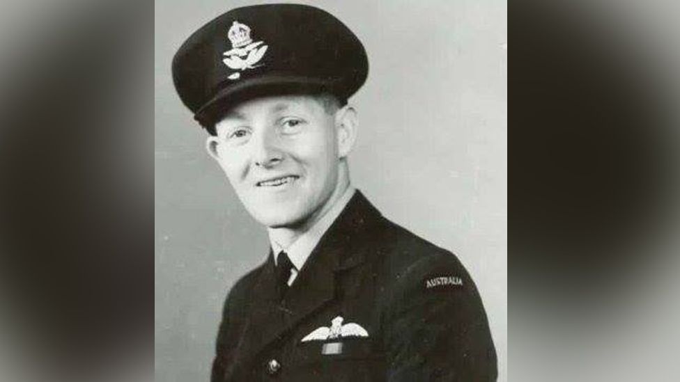 Dambusters pilot Les Knight honoured by Dutch village - BBC News