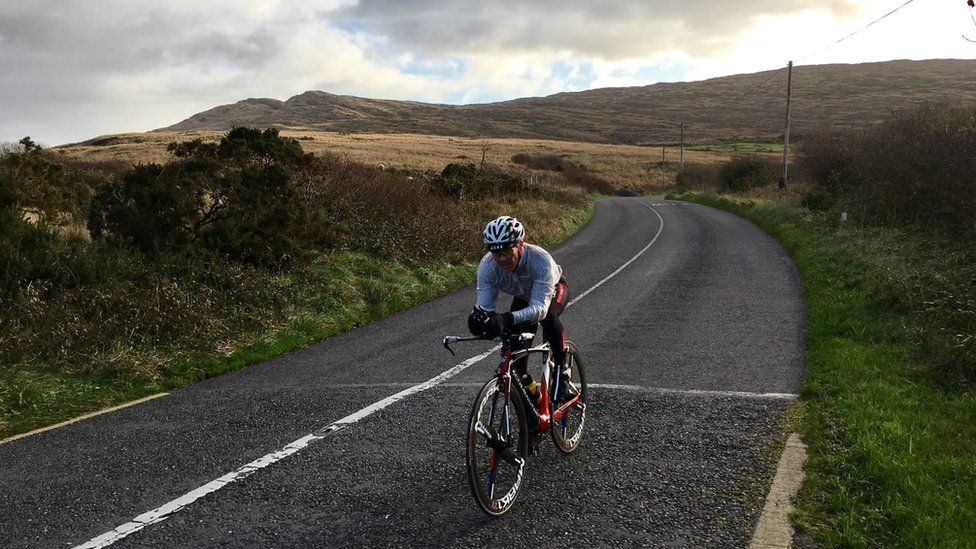 Cyclist Joe Barr breaks up-and-down Ireland record - BBC News