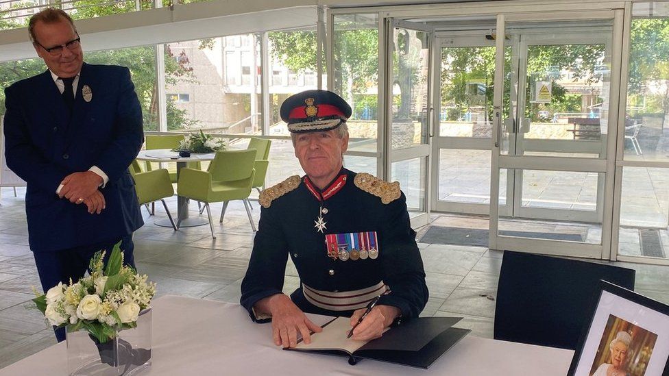 Queen Elizabeth II: Cornwall lord lieutenant to guard coffin at funeral ...