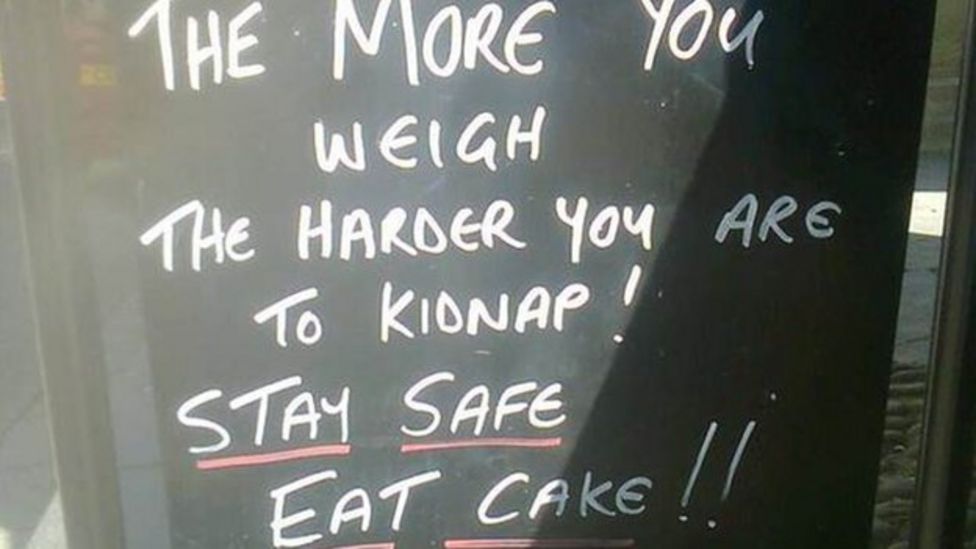 April Jones: Cafe defends kidnap sign in Machynlleth - BBC News