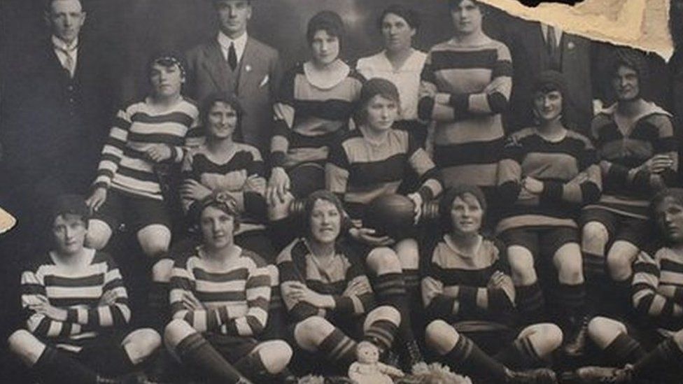 Armistice Day: WW1 Wales women's radical rugby movement - BBC News