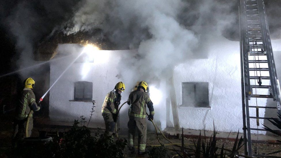 New Forest Grade II listed thatched cottage wrecked by fire - BBC News