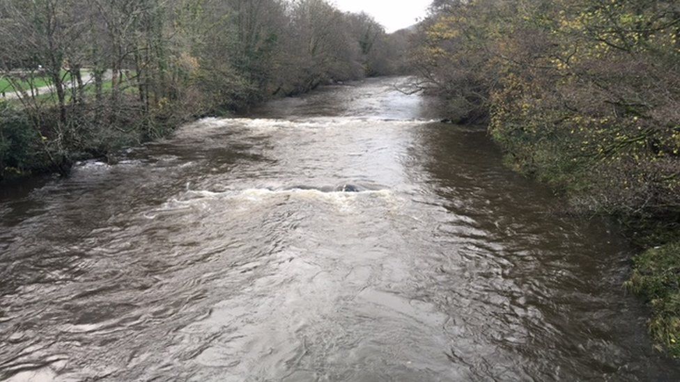 Body found in River Neath at Glynneath after search - BBC News