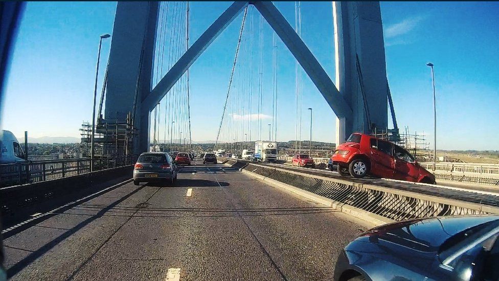Forth Road Bridge closed northbound due to crash - BBC News