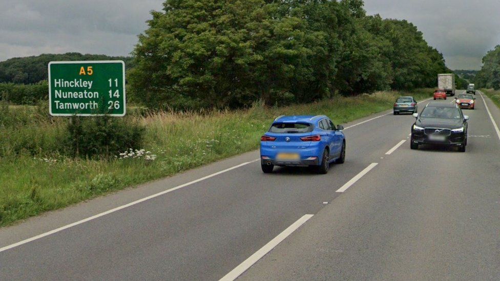 Leicestershire: Woman dies after two-car A5 crash - BBC News