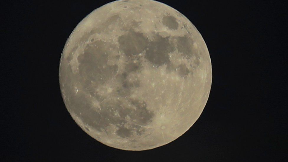 Sturgeon supermoon: Best photos from around the world - BBC Newsround