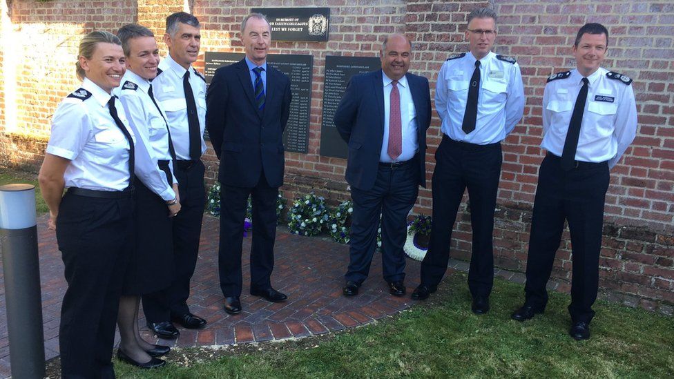 Memorial to fallen Hampshire and Isle of Wight police unveiled - BBC News