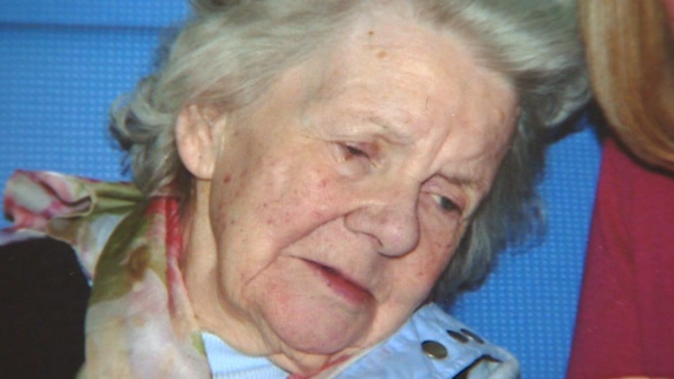 Dying woman's family witnessed Tawel Fan ward 'chaos' - BBC News